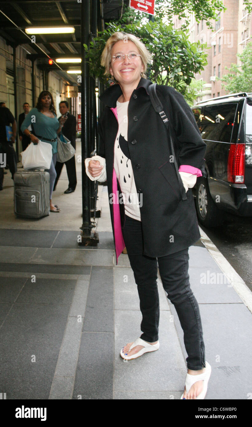 Emma Thompson arrives at the Carlyle Hotel in a black coat and skinny ...