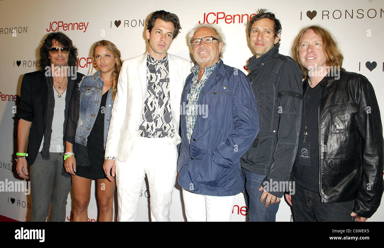Dj mark ronson hi-res stock photography and images - Alamy
