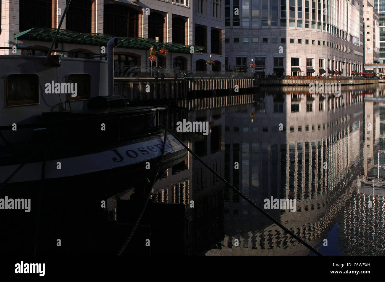 A view of part of middle dock in Canary Wharf, London Stock Photo - Alamy