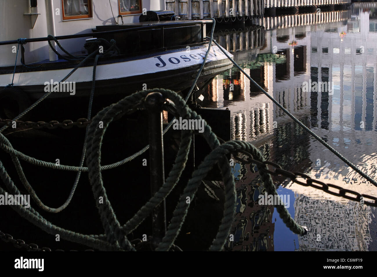 A view of part of middle dock in Canary Wharf, London Stock Photo - Alamy