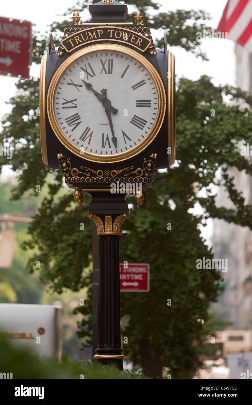 Fifth avenue clock hi-res stock photography and images - Alamy
