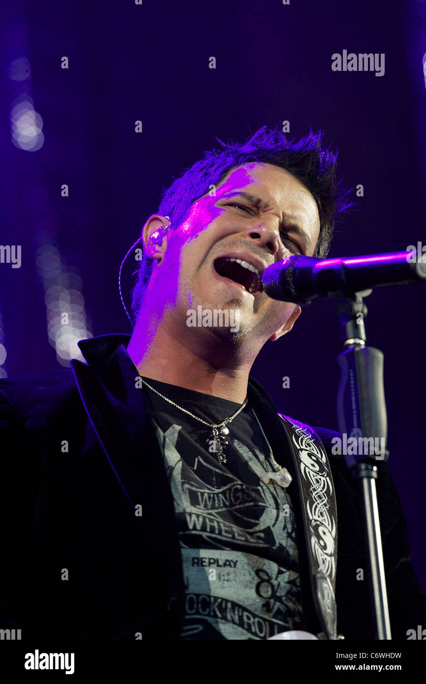 Spanish singer Alejandro Sanz performs on stage during his Paraiso ...