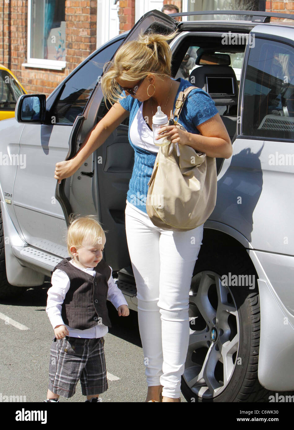 Kerry her son max arrive at her mothers house cheshire hi-res stock ...