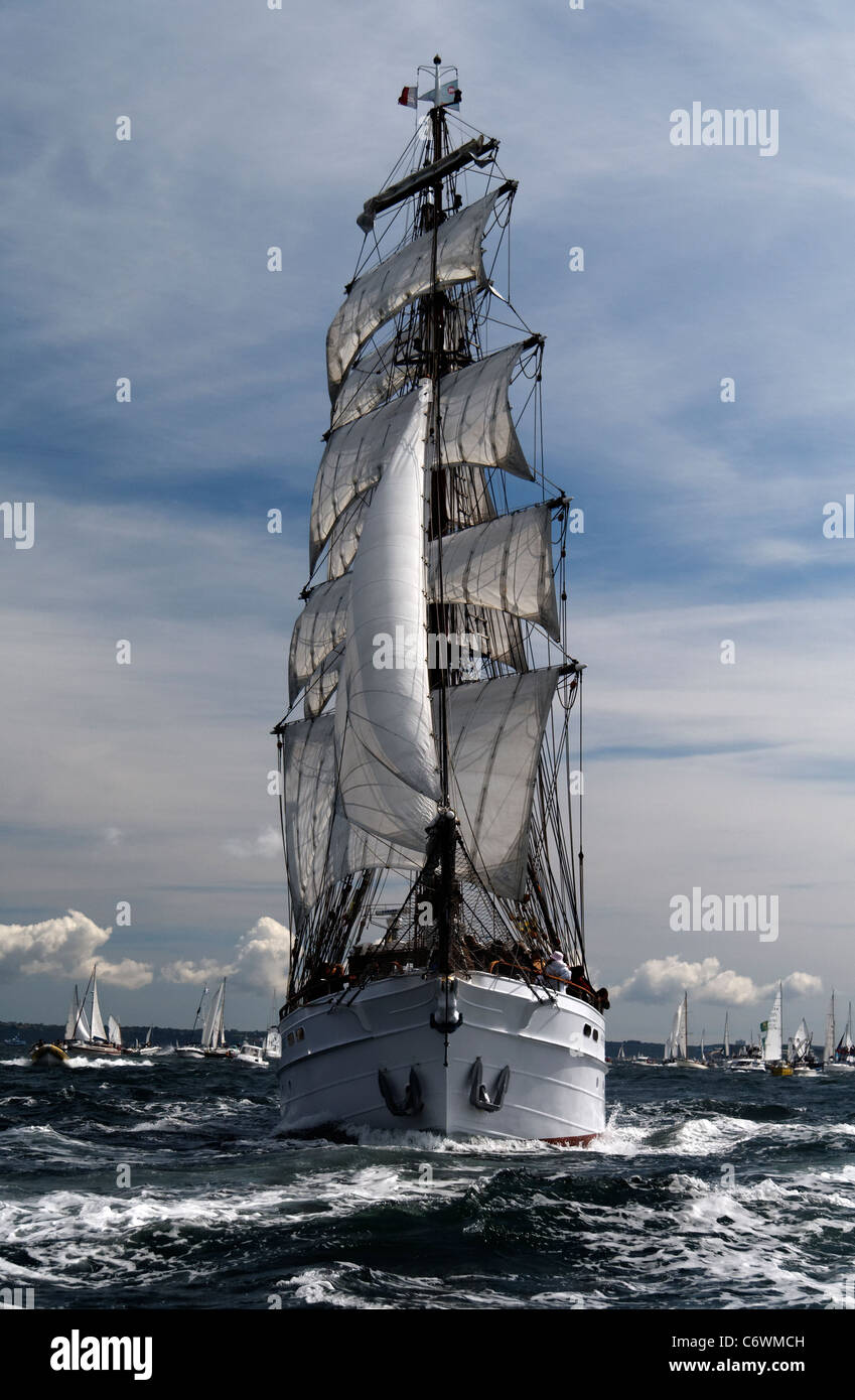 Aphrodite : brick with steel hull, sailing in the bay of Brest ...