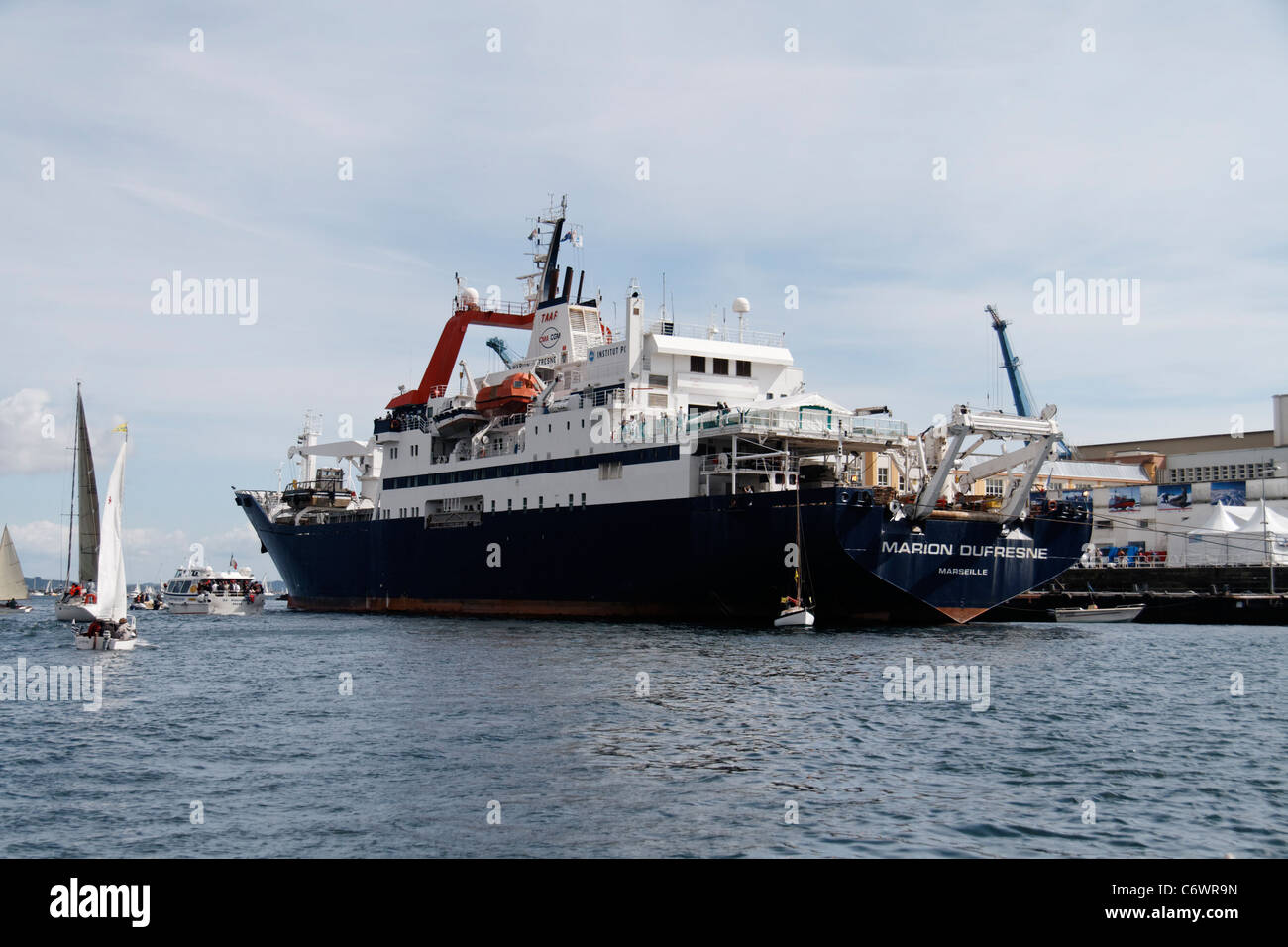 Marion Dufresne : Oceanographic ship and refueling (La Réunion), Brest ...