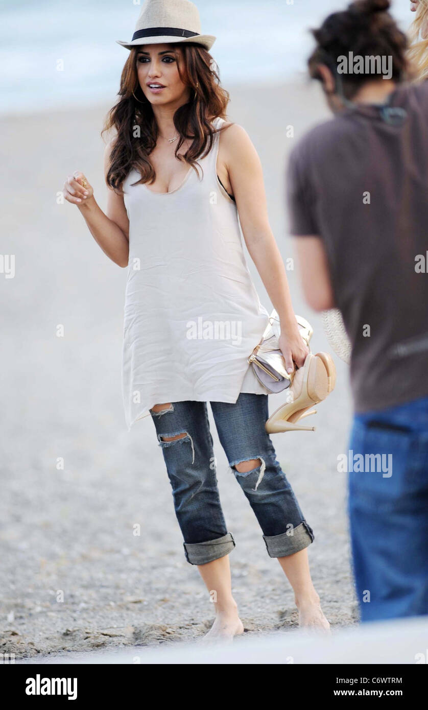 Monica Cruz and her friend Manuela Velasco enjoy a day on the beach ...