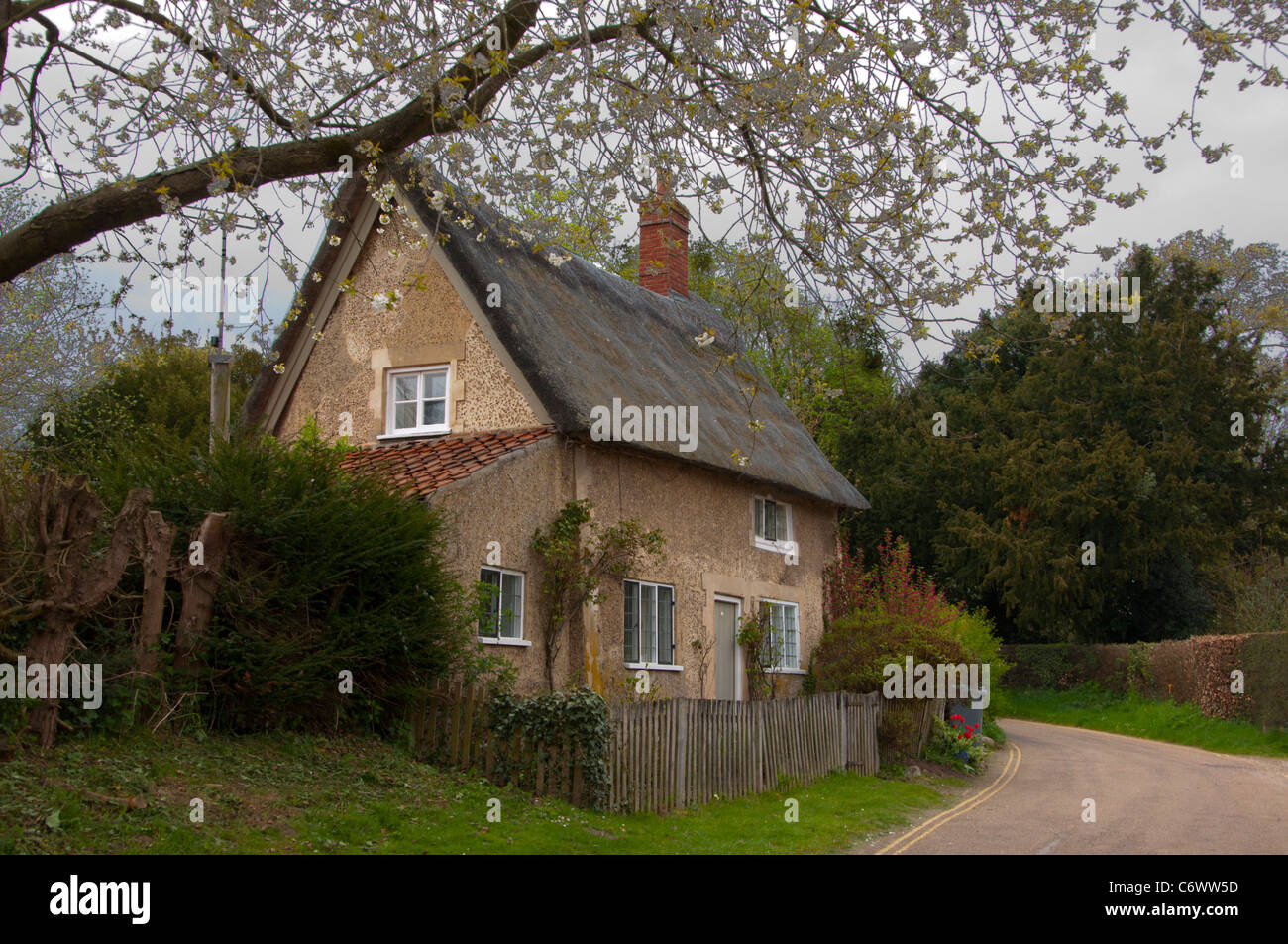 English country cottage thatched Stock Photo - Alamy