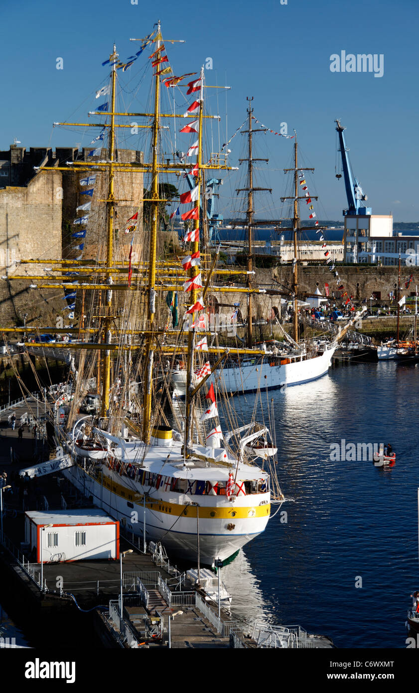 Full rigged ships hi-res stock photography and images - Alamy