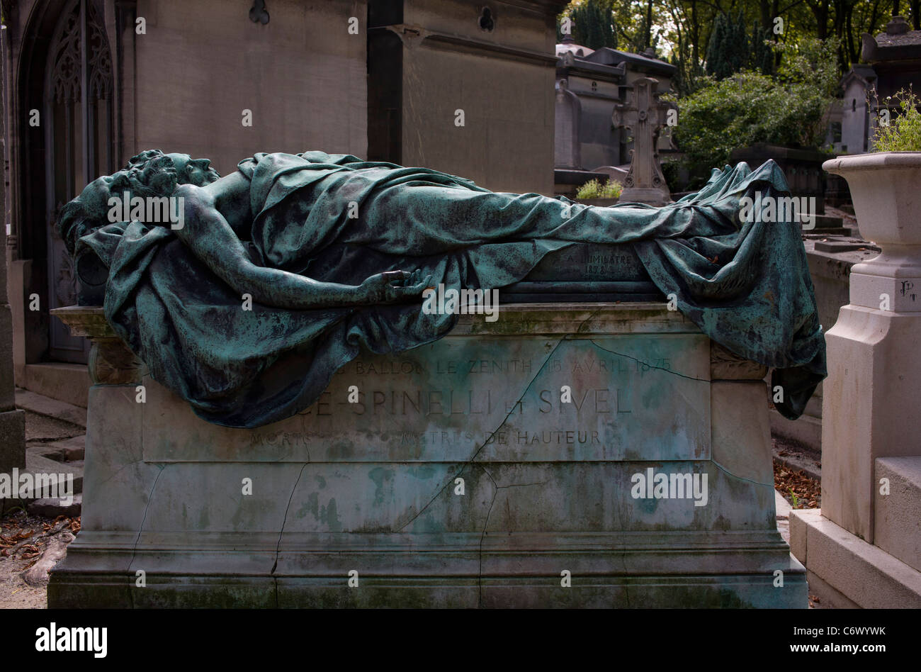 Croce spinelli sivel pere lachaise hi-res stock photography and images ...
