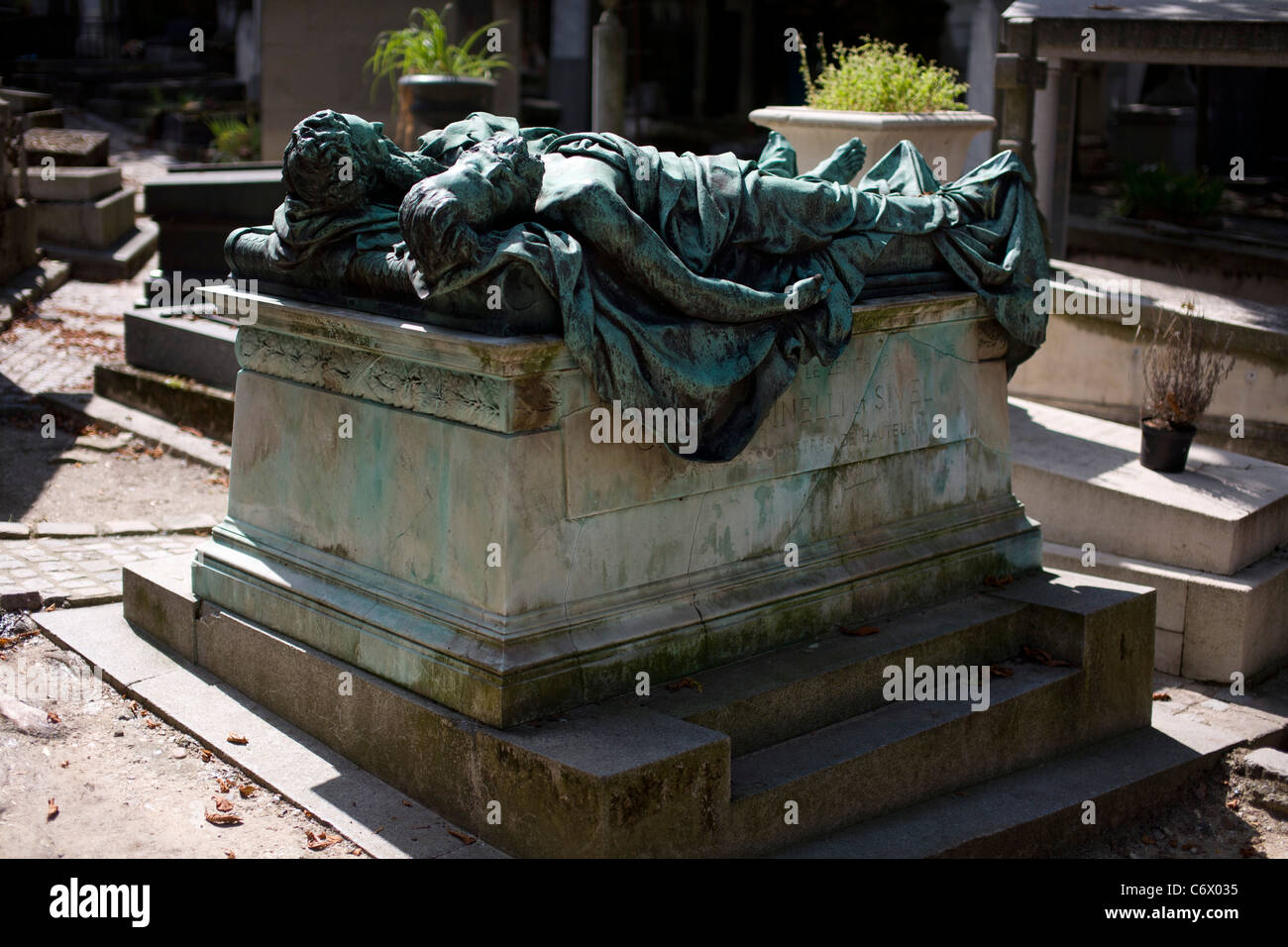 Croce spinelli sivel pere lachaise hi-res stock photography and images ...
