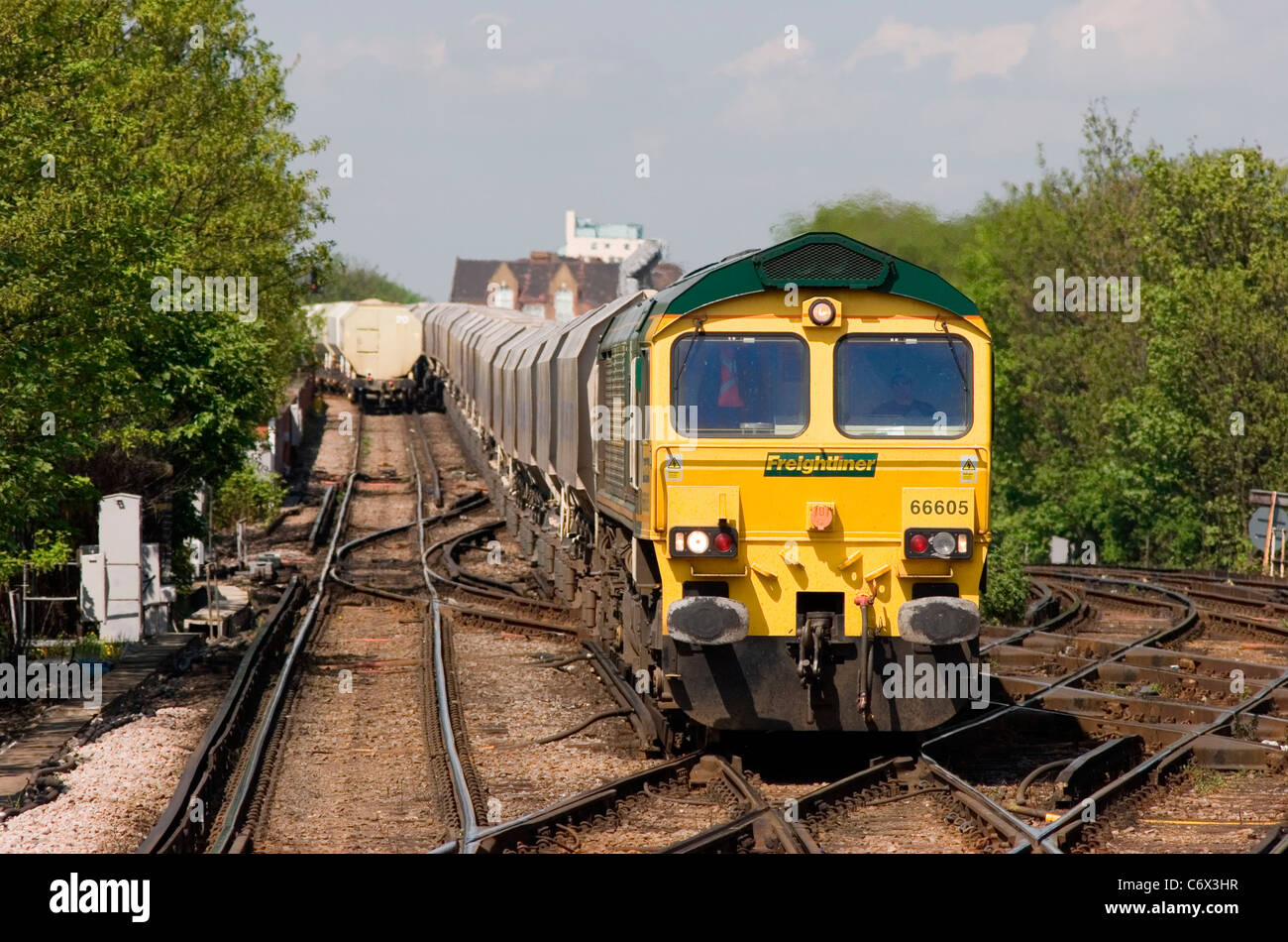 A Freightliner class 66 diesel locomotive number 66605 working a stone ...