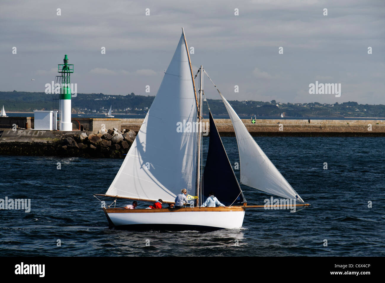 A classic yacht leaves the port of Brest, maritime festival Brest 2008 ...