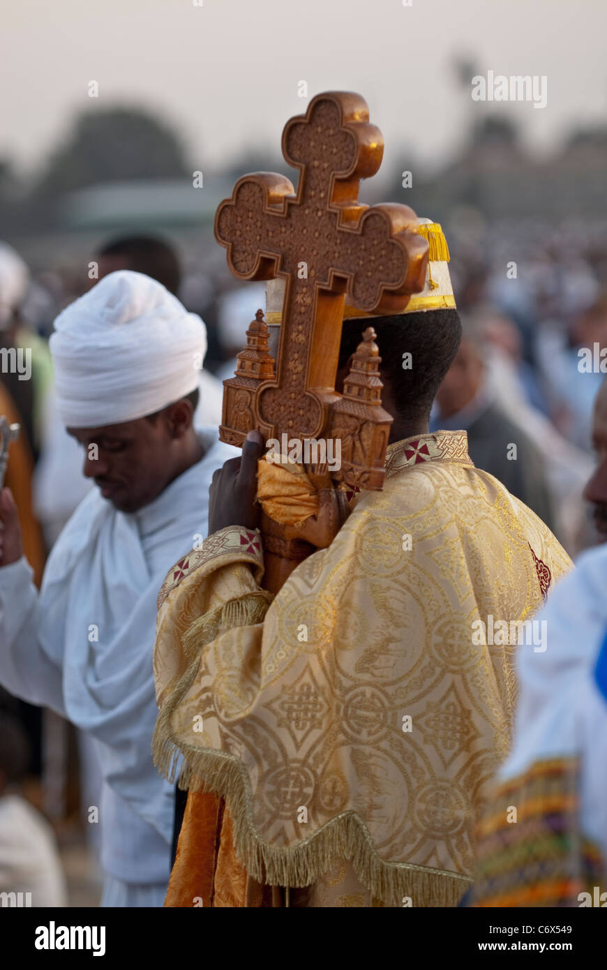 Christian Orthodox devotees holding the Lalibela Cross Stock Photo - Alamy
