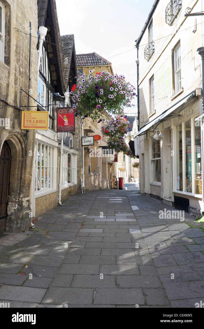 Alleyway shops hi-res stock photography and images - Alamy