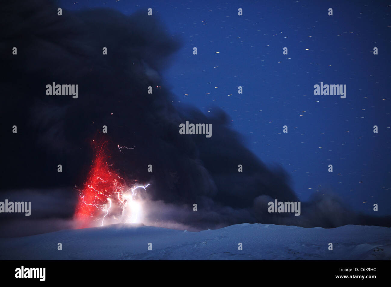 Volcano eruption lightning hi-res stock photography and images - Alamy