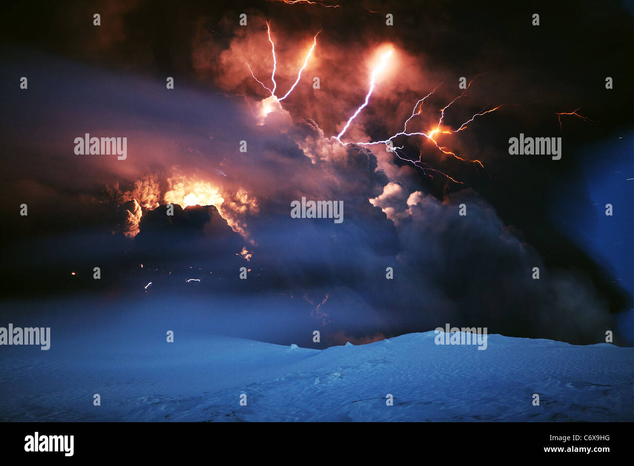 Volcano eruption lightning hi-res stock photography and images - Alamy