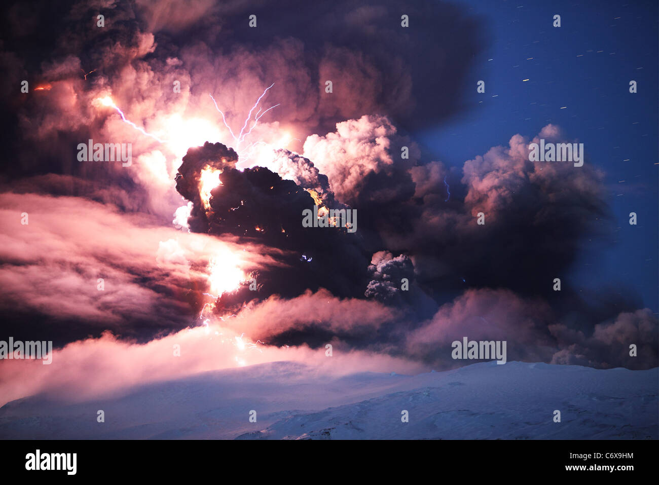 Volcano eruption lightning hi-res stock photography and images - Alamy