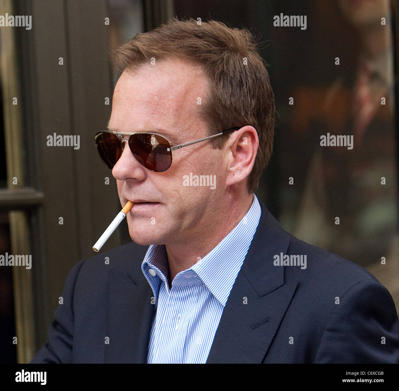 Kiefer Sutherland Smoking