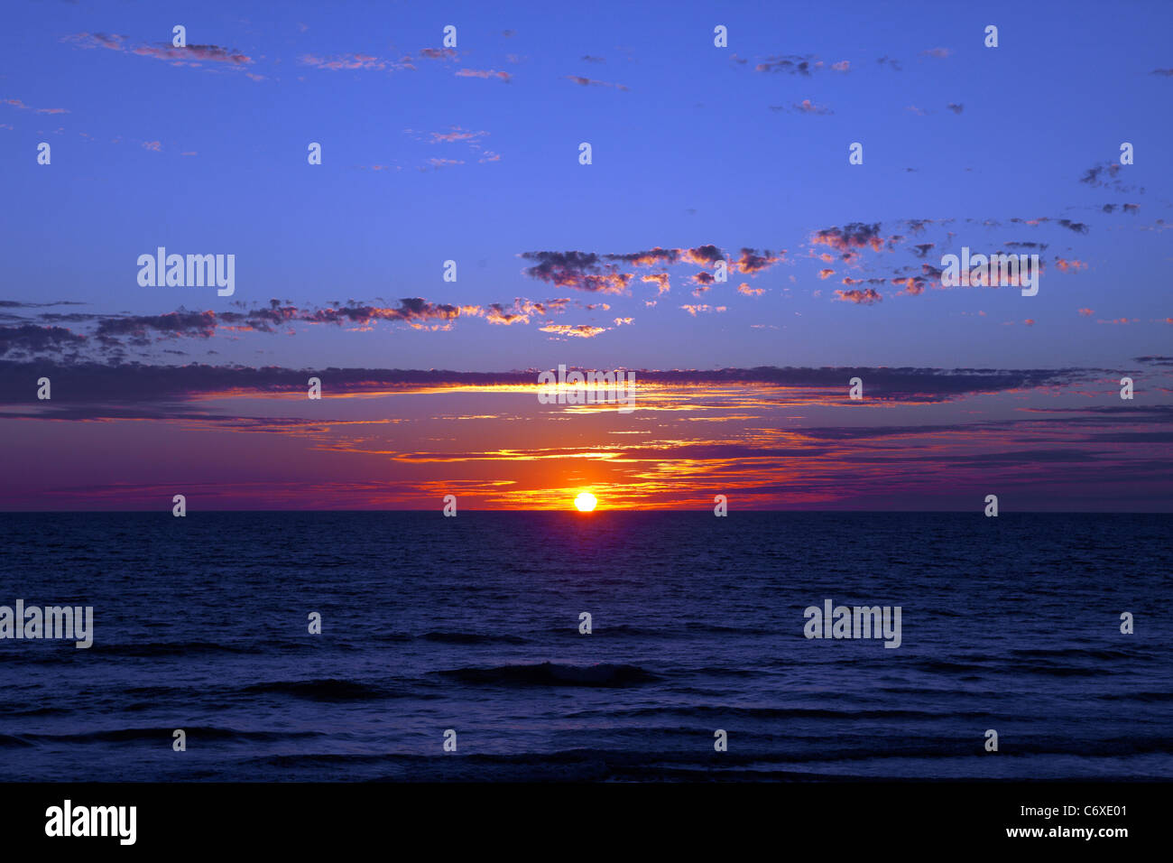 Sunset over water ocean hi-res stock photography and images - Alamy