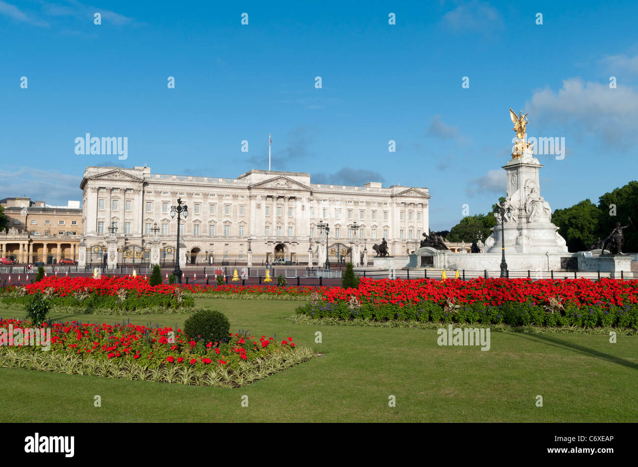 Buckingham palace exterior hi-res stock photography and images - Alamy