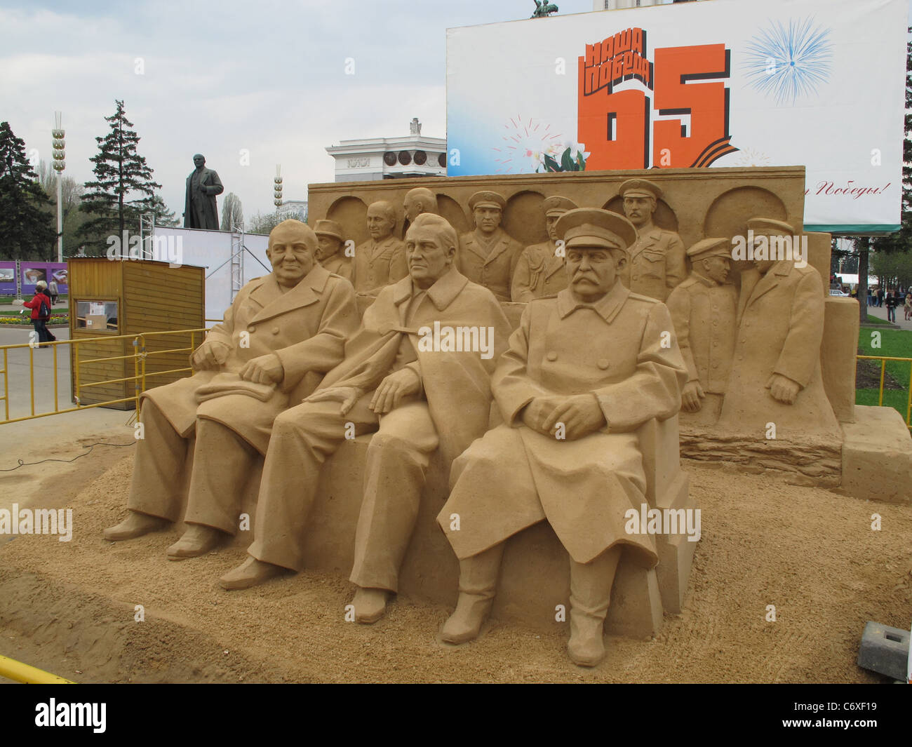 Historical WW2 moment sculpted from sand The historical meeting of The ...