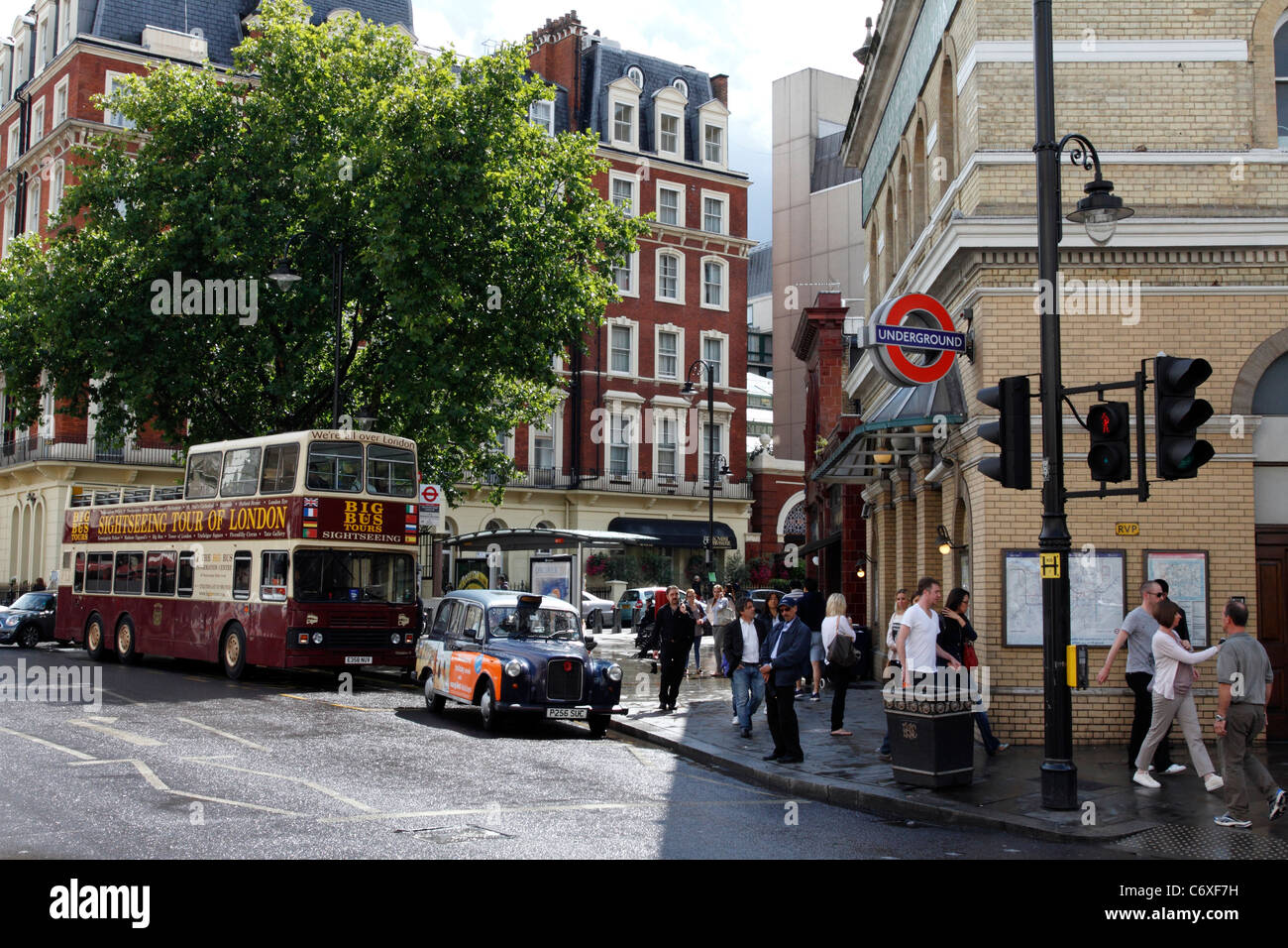 London Sightseeing bus and Taxi at Gloucester Road Tube Station, London ...