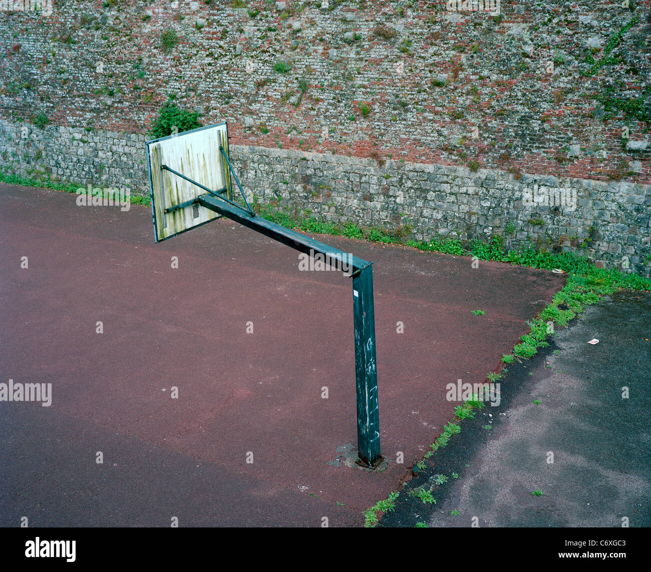 Disused outdoor basketball field covered in moss Stock Photo - Alamy