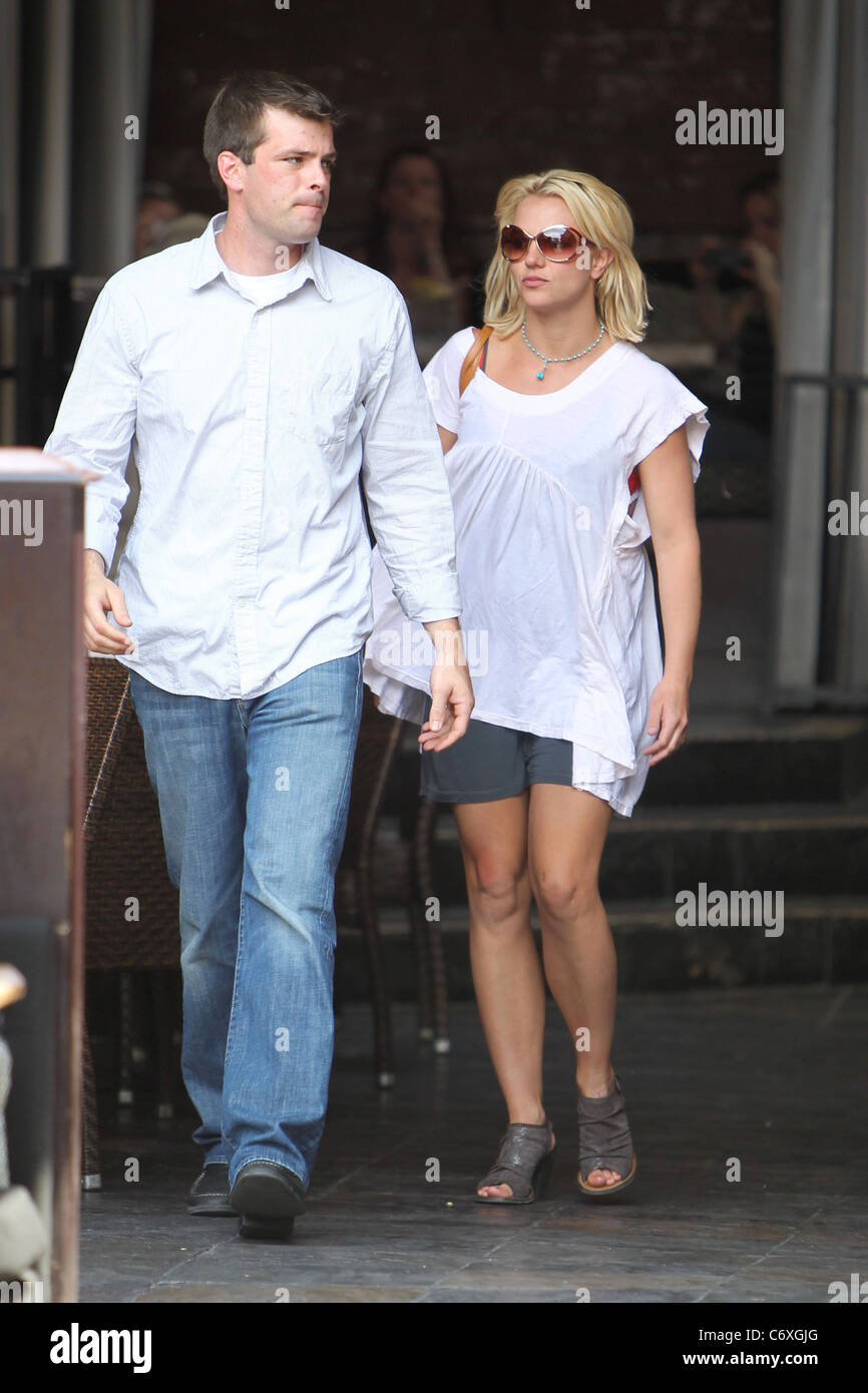Britney Spears goes to the Abbey restaurant with her bodyguard in West ...