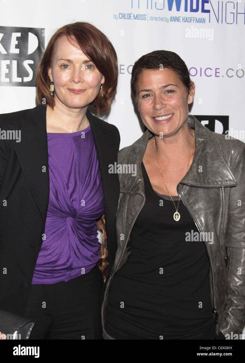 Laura innes maura tierney attending hi-res stock photography and images ...