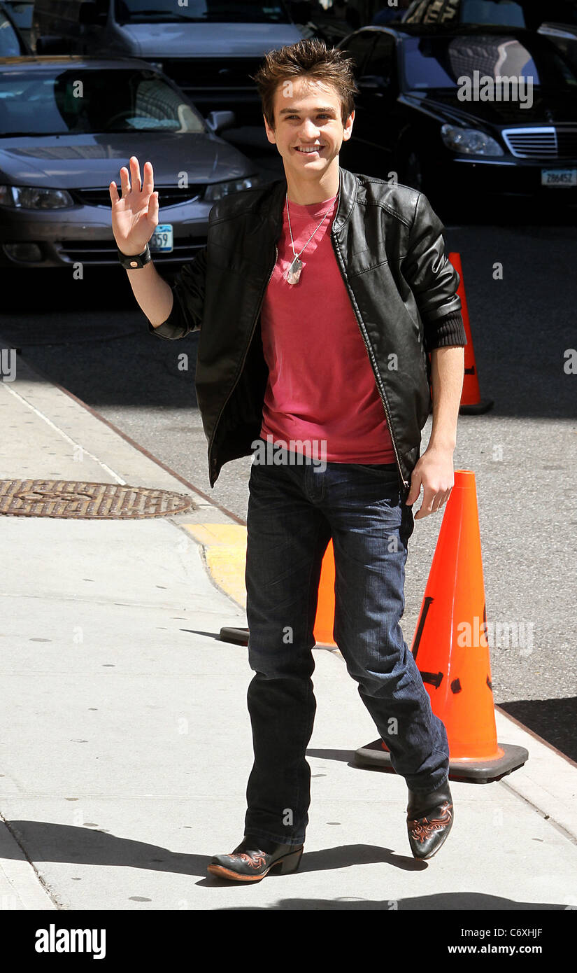 Latest 'American Idol' outcast Aaron Kelly outside the Ed Sullivan ...