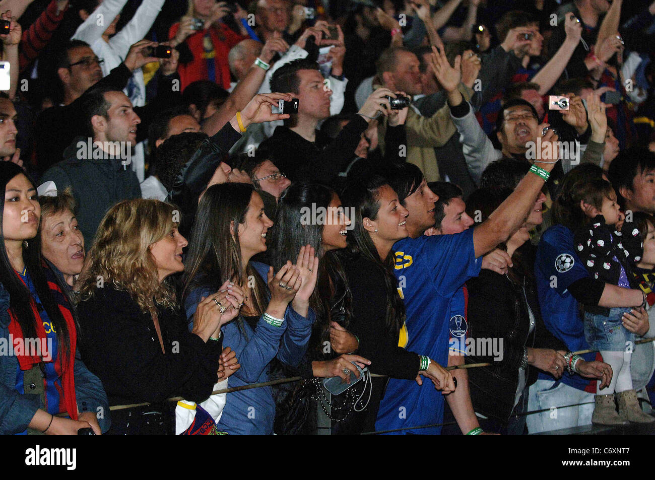 Lionel Messi's girlfriend Antonella, Fans Barcelona Football Club ...