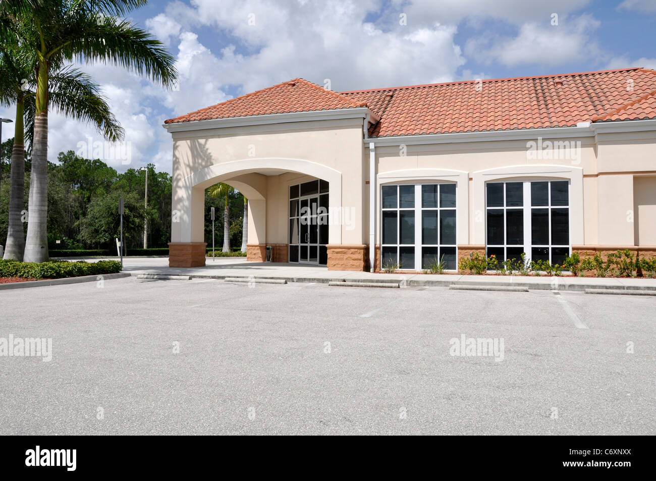 Facade modern bank building hi-res stock photography and images - Alamy