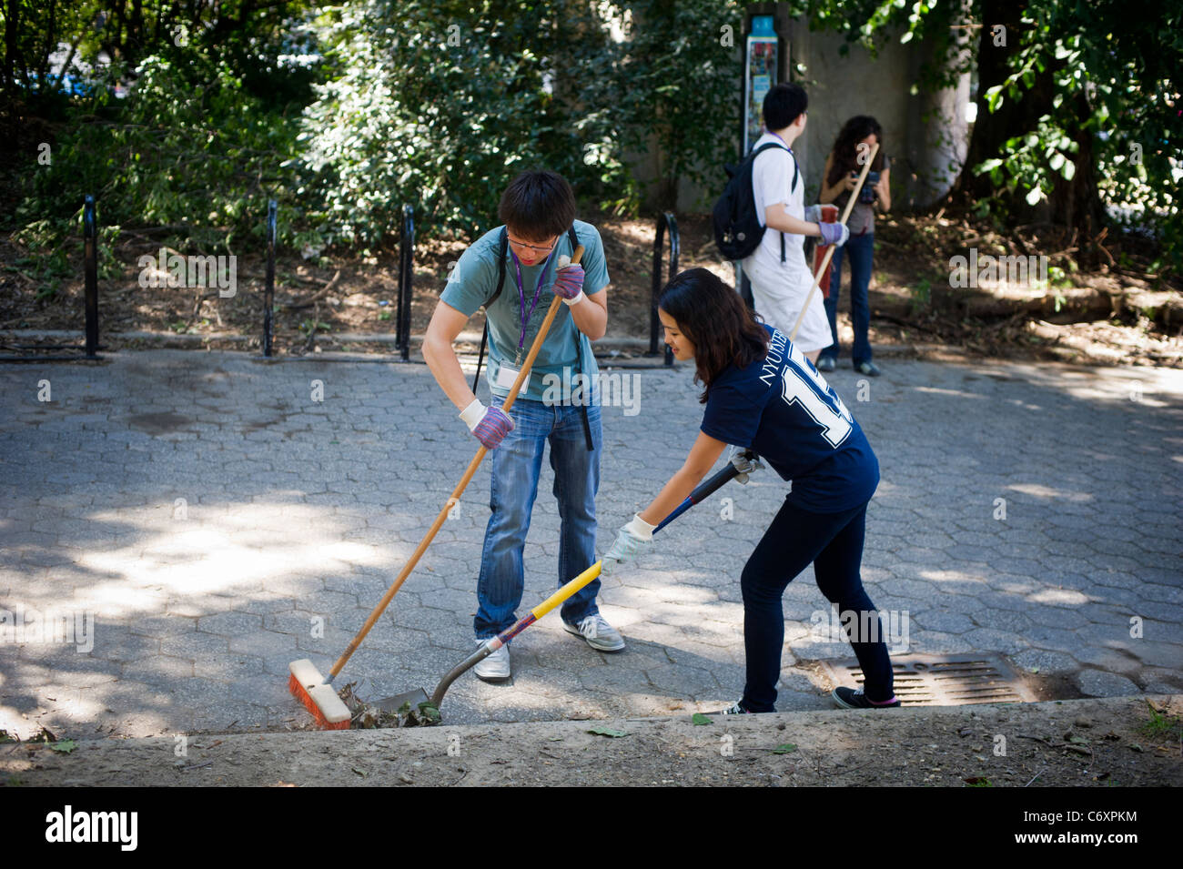 Asian students in volunteers hi-res stock photography and images - Alamy