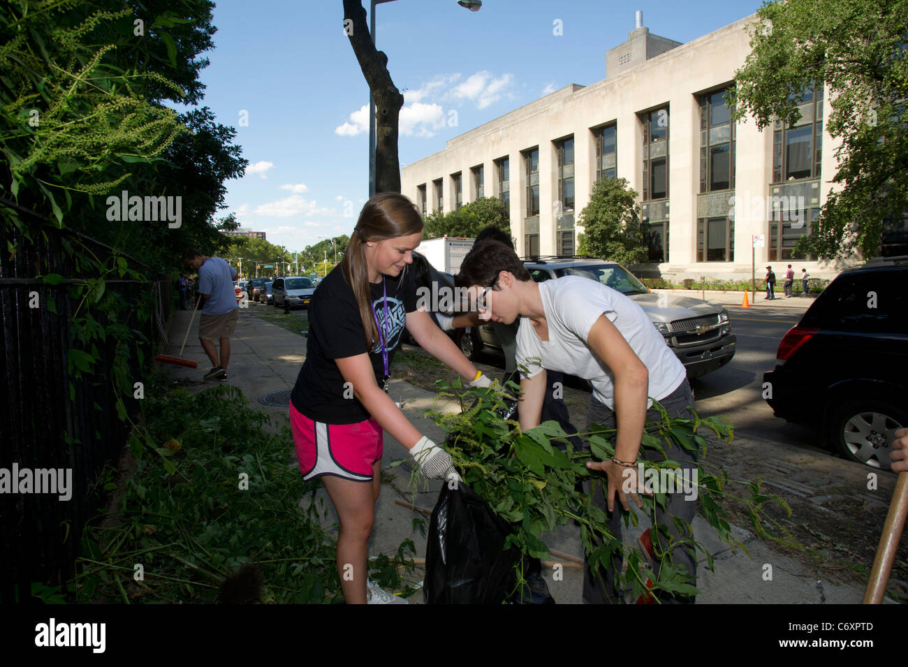 College students volunteering hi-res stock photography and images - Alamy