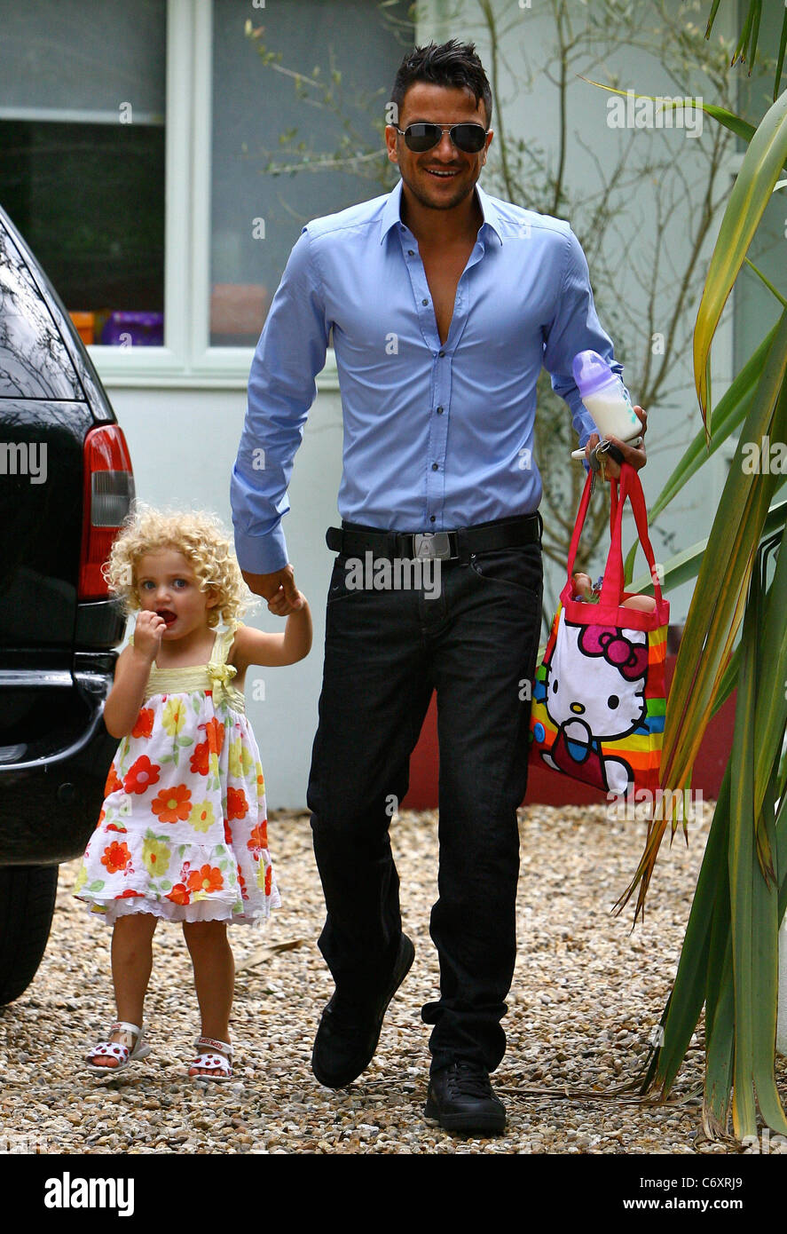 Peter Andre leaves his house with daughter Princess Tiaamii to pick his ...