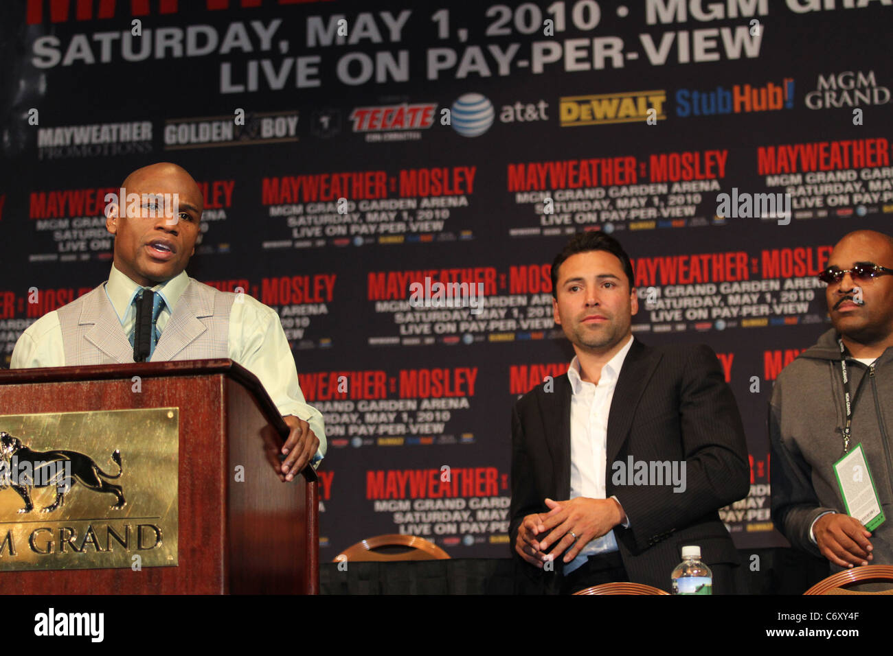 Floyd Mayweather Jr, Oscar De La Hoya, Leonard Ellerbe at post fight ...