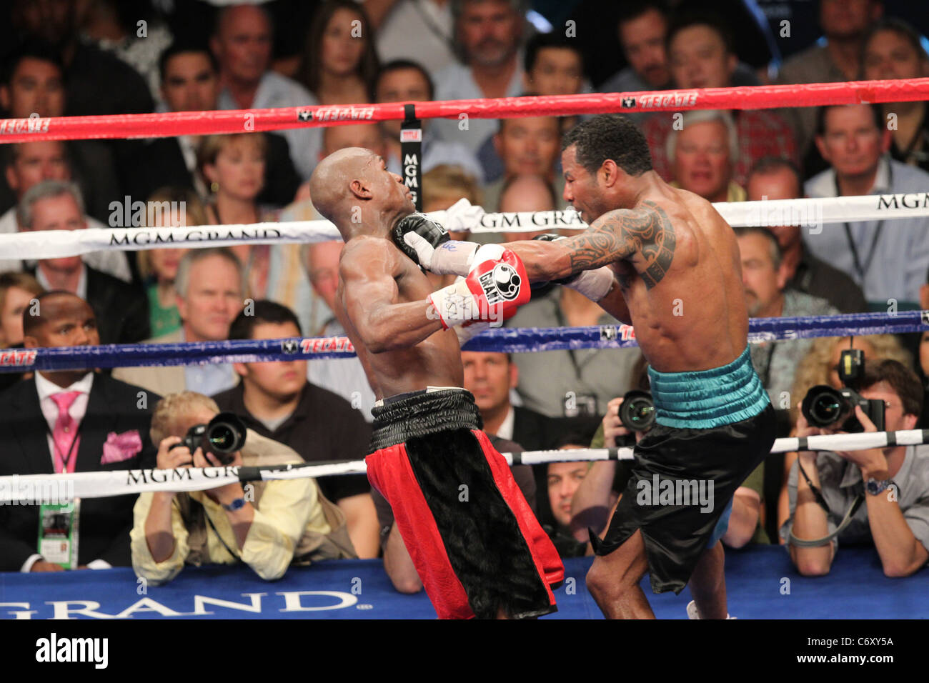 Floyd Mayweather Jr and Shane Mosley Boxing welterweight contest ...