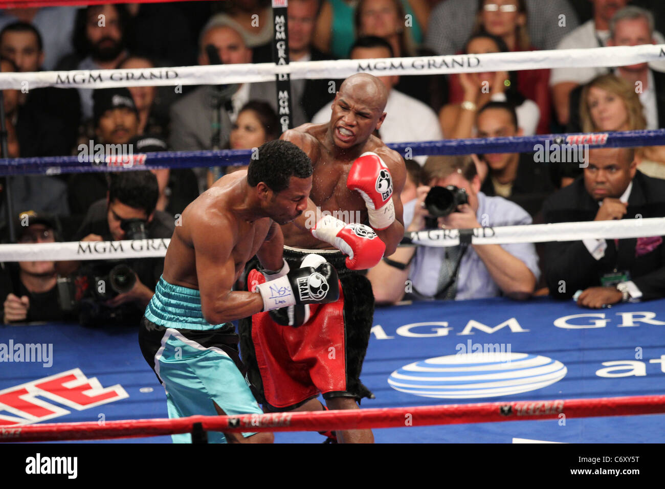 Floyd Mayweather Jr and Shane Mosley Boxing welterweight contest ...