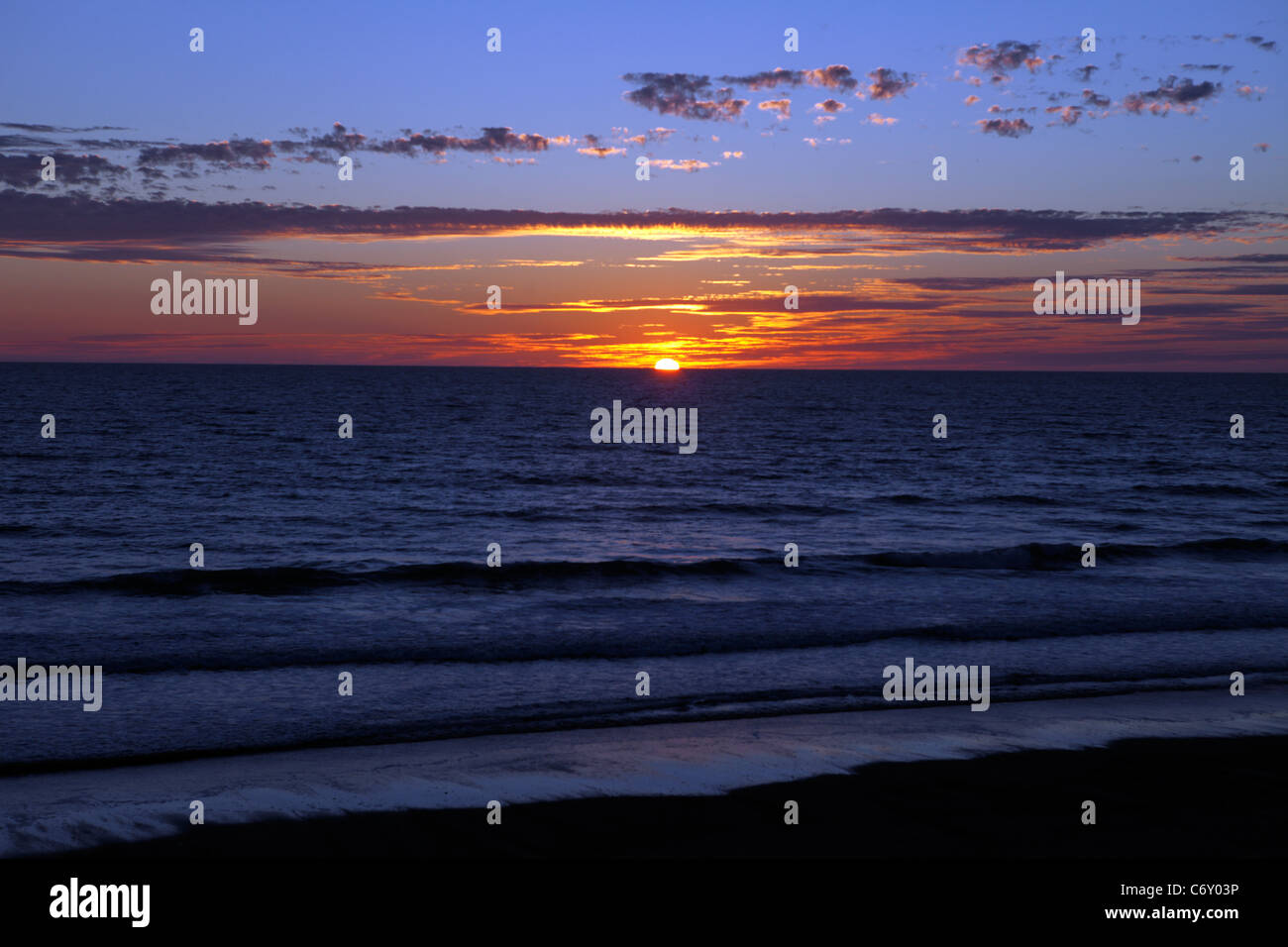 Sun dipping into the sea hi-res stock photography and images - Alamy