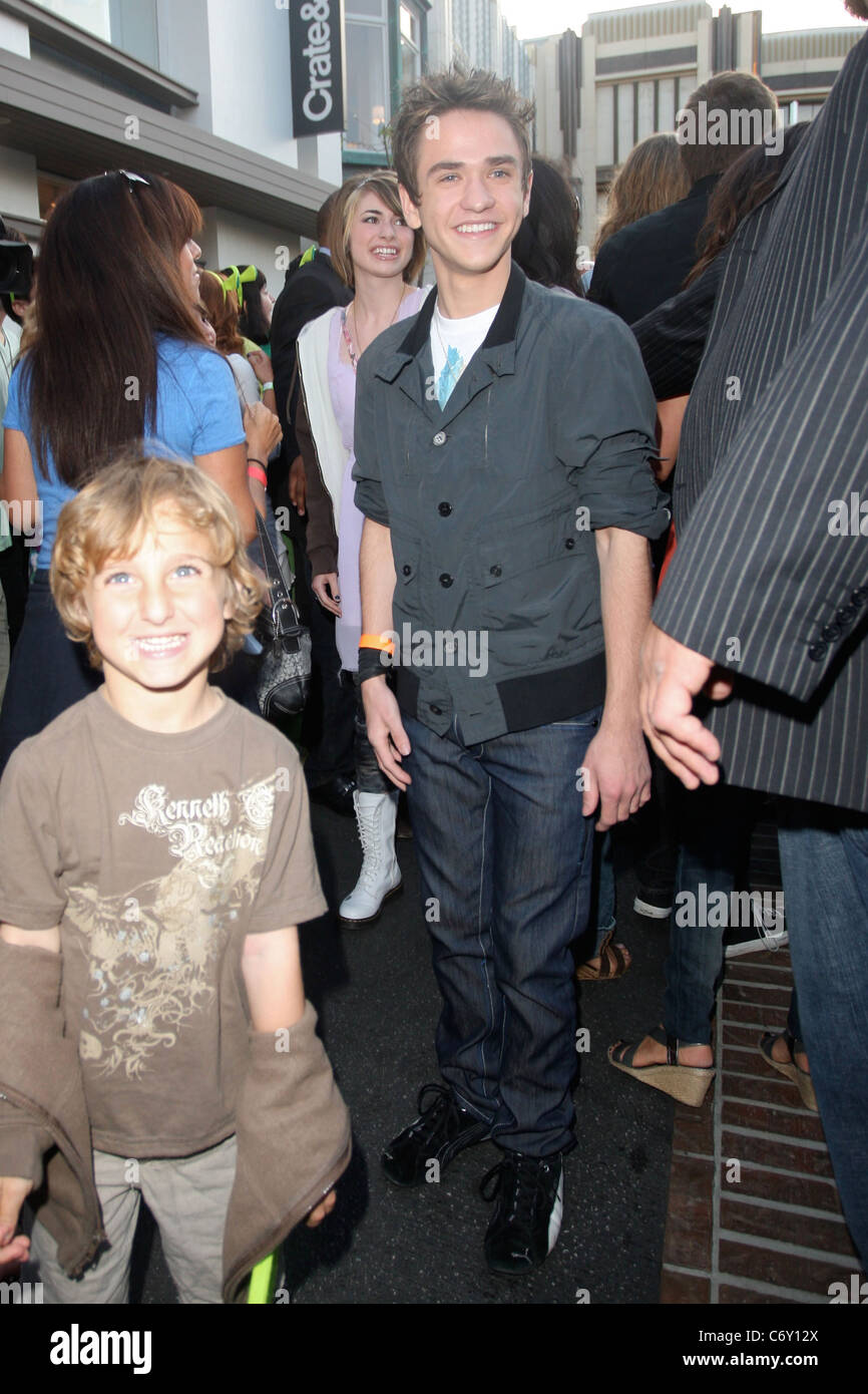 Aaron Kelly meets with fans at The Grove for the launch of Shrek 3D Los ...