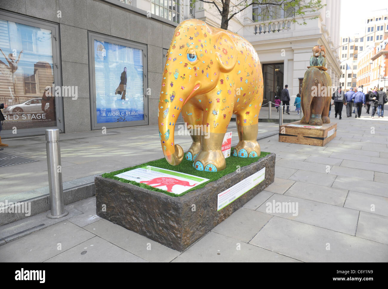 Elephant Parade Begins In London 250 brightly painted model elephants ...