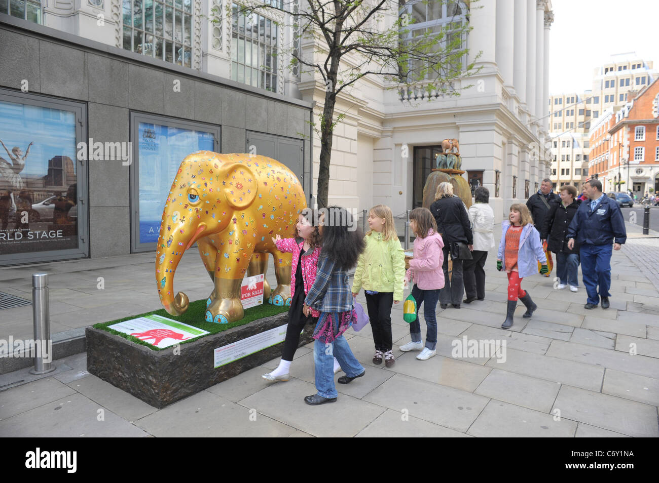 Elephant Parade Begins In London 250 brightly painted model elephants ...