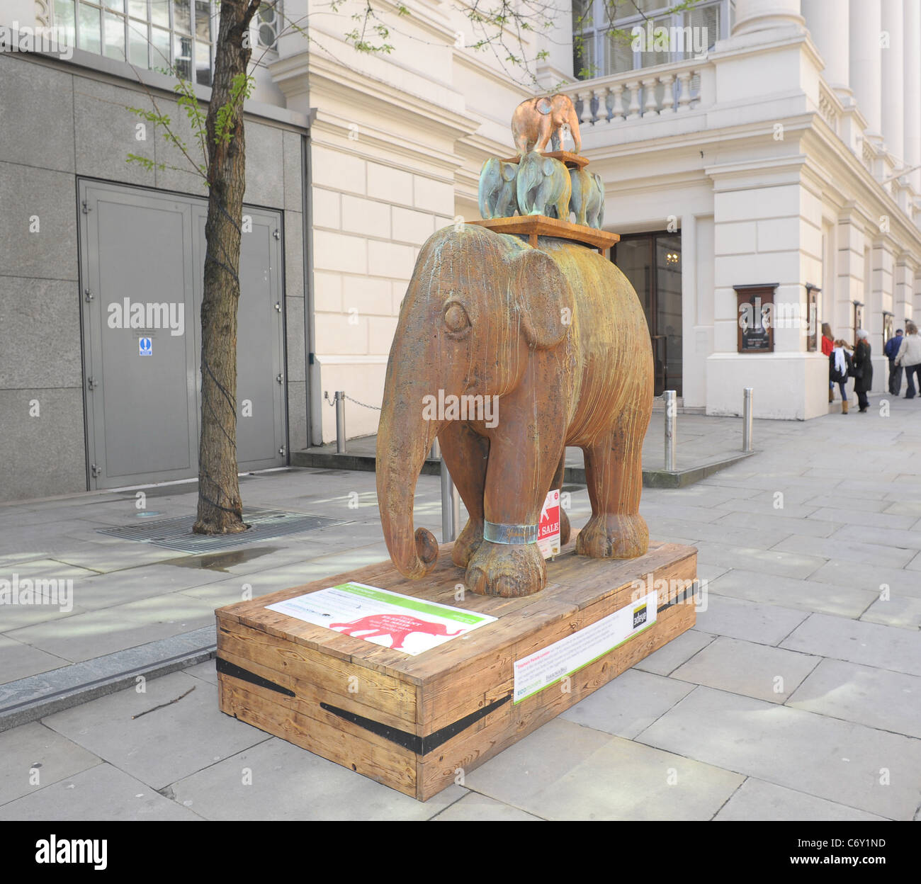 Elephant Parade Begins In London 250 brightly painted model elephants ...