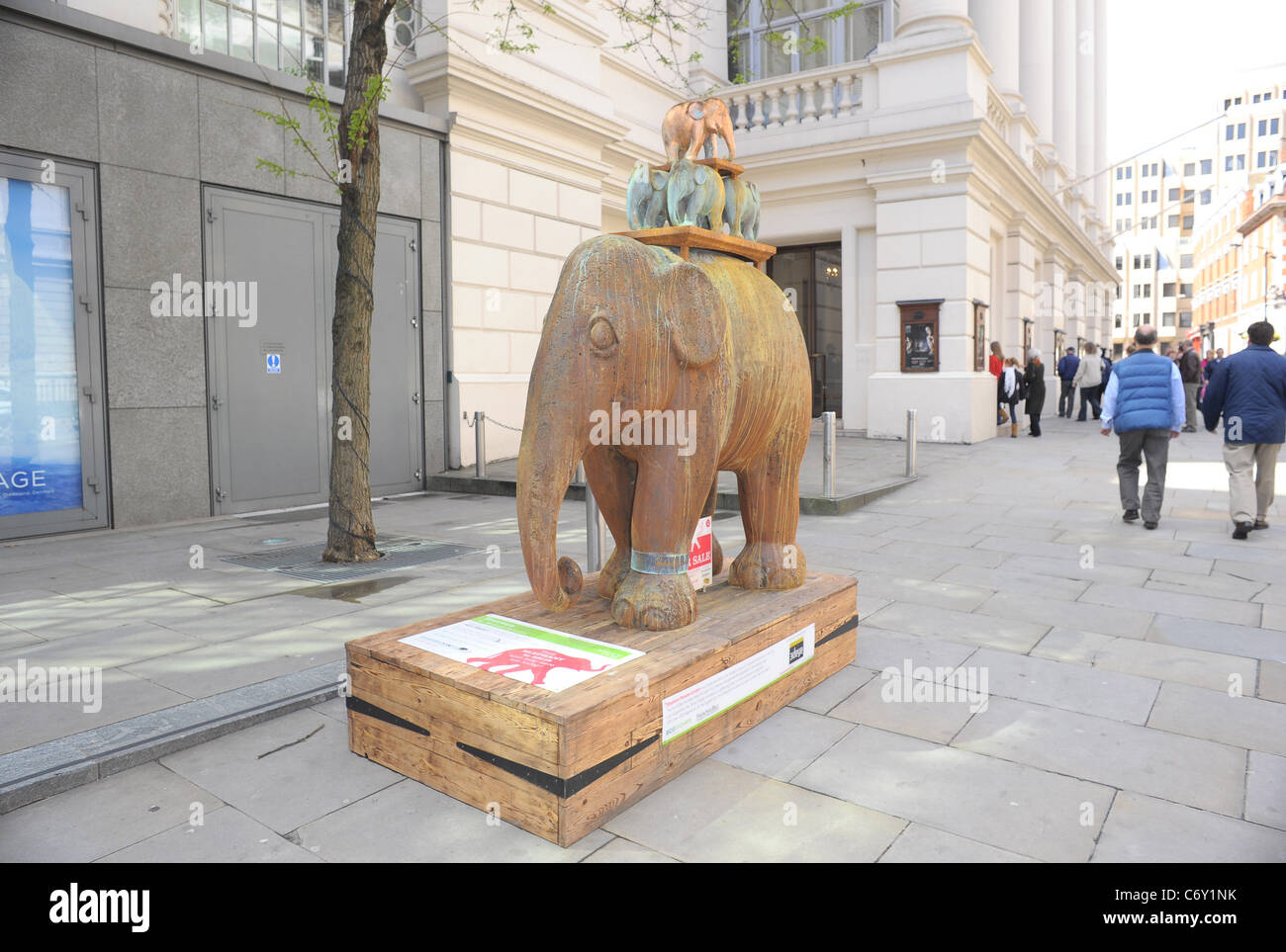 Elephant Parade Begins In London 250 brightly painted model elephants ...