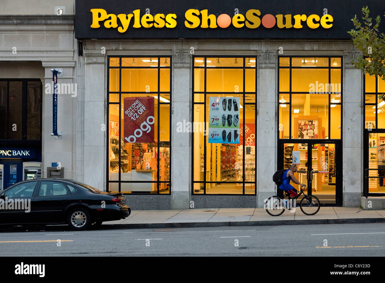 Payless shoesource logo hi-res stock photography and images - Alamy