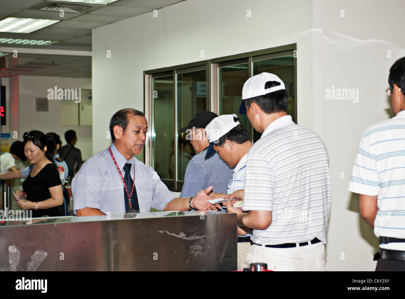 Chinese tourists passing through Taiwan Customs at Shueitou Port to ...