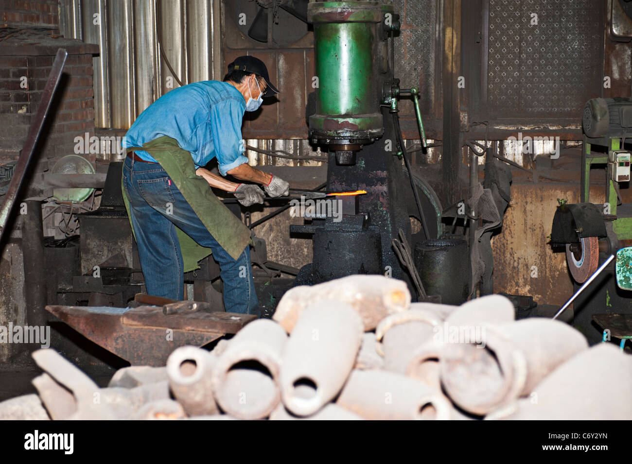 Maestro Wu, Chin Ho Li Knife Factory, Kinmen, Taiwan Stock Photo - Alamy