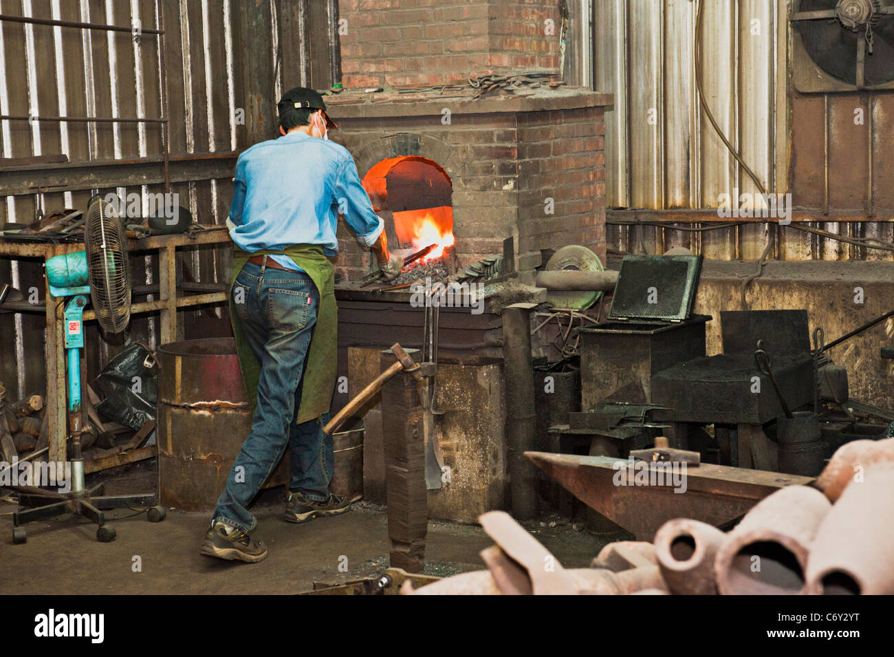 Maestro Wu, Chin Ho Li Knife Factory, Kinmen, Taiwan Stock Photo - Alamy