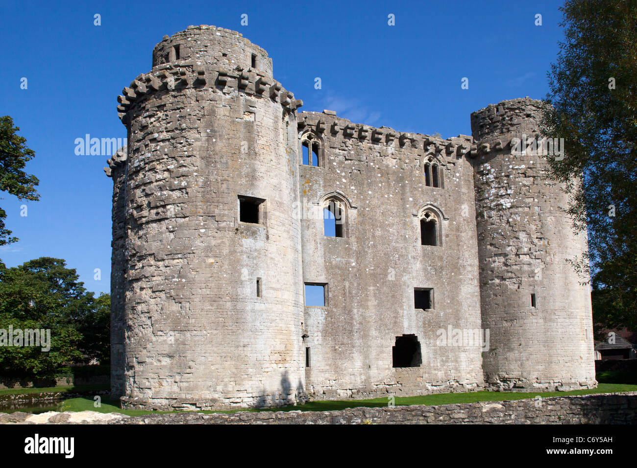 Nunney castle hi-res stock photography and images - Alamy