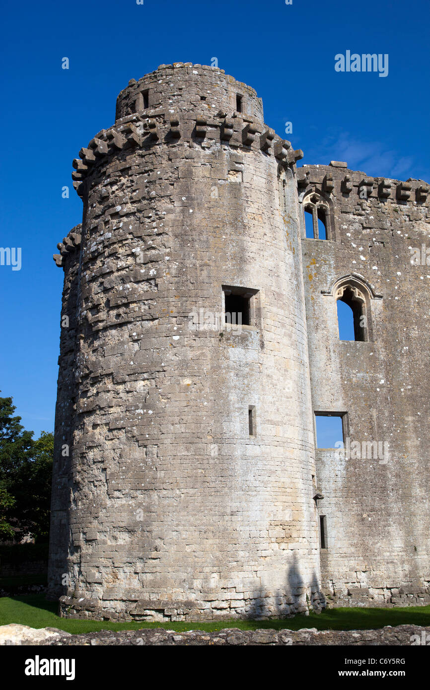 Nunney castle ruin hi-res stock photography and images - Alamy
